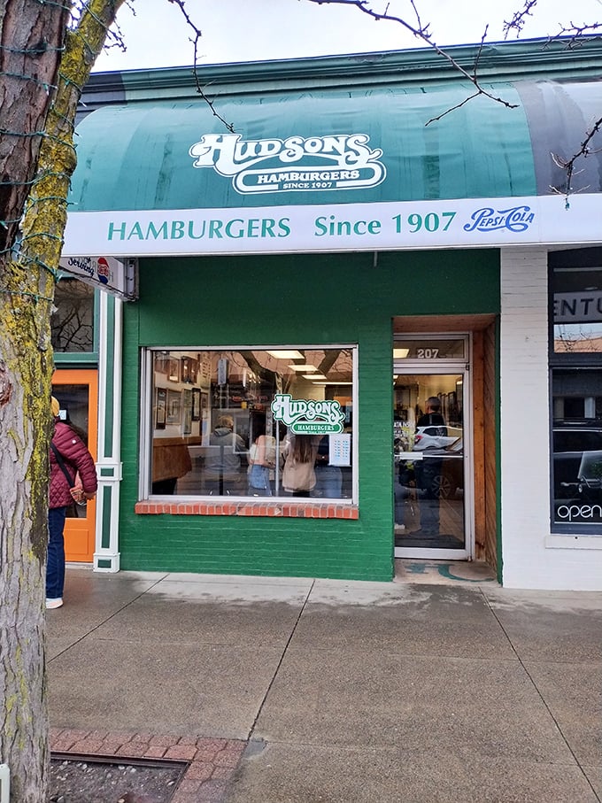 A slice of Americana, served with a side of nostalgia. Hudson's Hamburgers has been flipping patties since 1907, proving that some things never go out of style.