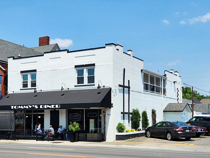 Welcome to burger paradise! Tommy's Diner's unassuming exterior is like a beacon of hope for hungry souls in Columbus.