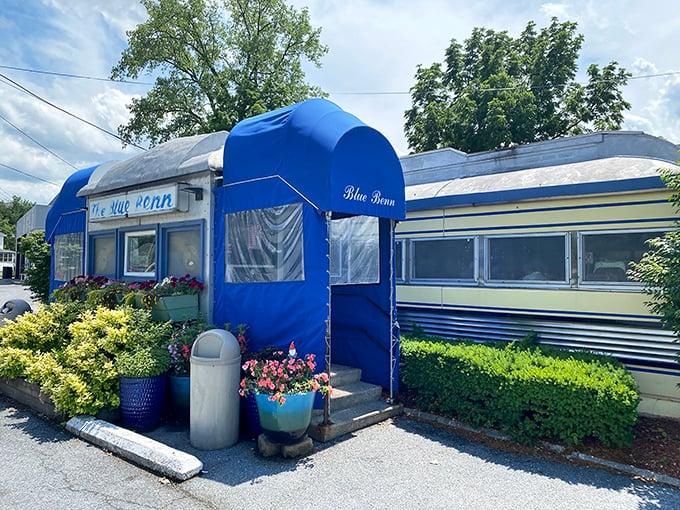 Step into a time machine disguised as a diner! The Blue Benn's exterior is a chrome-and-blue love letter to 1950s Americana.