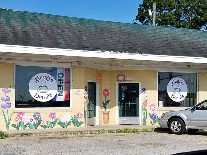 Welcome to donut paradise! Ringo's cheerful exterior, adorned with whimsical flower murals, promises a sweet escape from the everyday grind.