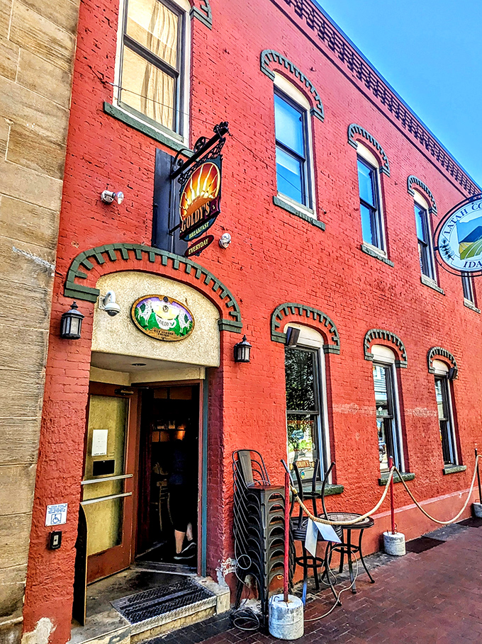 A red-brick beacon of breakfast bliss! Goldy's exterior is like a warm hug for your eyes and a siren song for your stomach.