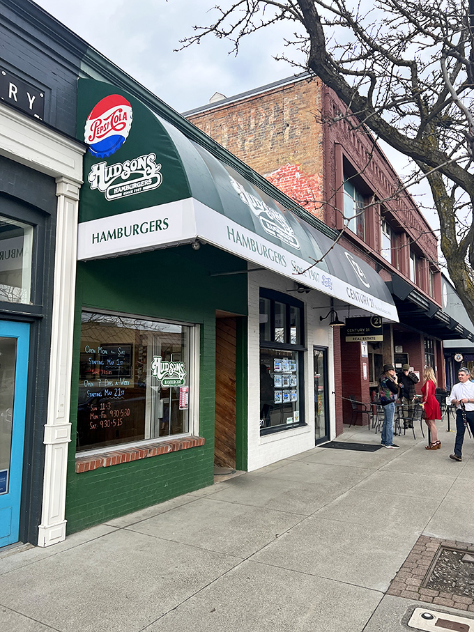 A slice of Americana, served with a side of nostalgia. Hudson's Hamburgers has been flipping patties since 1907, proving that some things never go out of style.