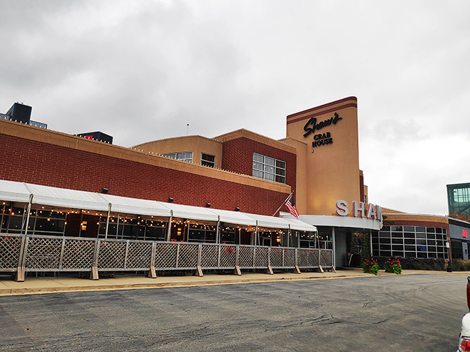 A seafood oasis in the Midwest? Shaw's Crab House stands proud, beckoning hungry landlubbers with the promise of oceanic delights. Who needs a coastline when you've got this culinary lighthouse?