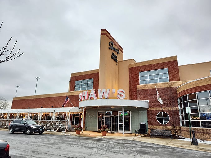 A seafood oasis in the Midwest? Shaw's Crab House stands proud, beckoning hungry landlubbers with the promise of oceanic delights. Who needs a coastline when you've got this culinary lighthouse?