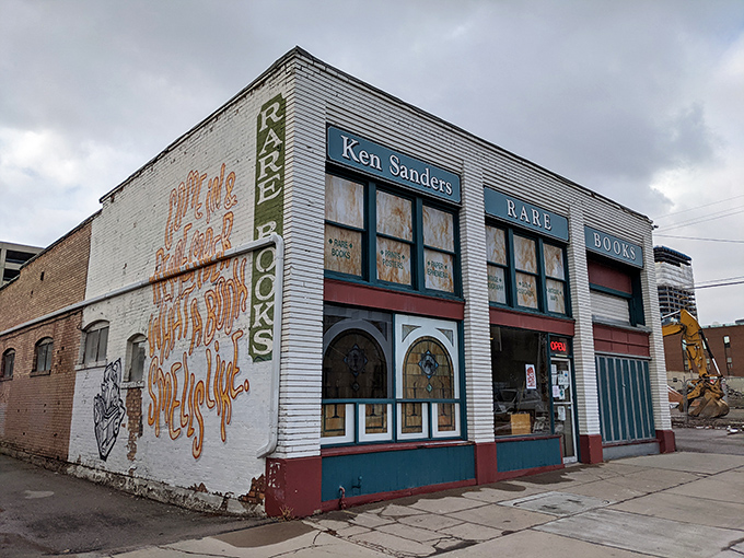 A literary oasis in the desert! Ken Sanders Rare Books beckons bibliophiles with its charming facade and promise of literary treasures within.