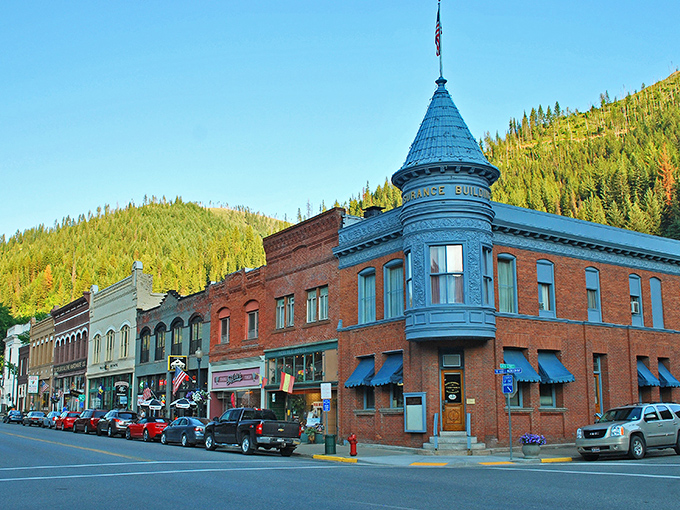 Step into a Norman Rockwell painting come to life! Wallace's main street is a charming time capsule where history and modernity dance a delightful waltz.