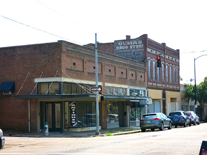 Natchez Mississippi: Where time stands still and soda jerks are still a thing. Step into this 1820s gem for a fizzy trip down memory lane.