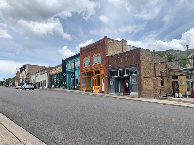 Woodstock's town center: Where Norman Rockwell meets modern-day charm. Cobblestone streets and historic buildings create a scene so quaint, you'll swear you've stepped into a postcard.