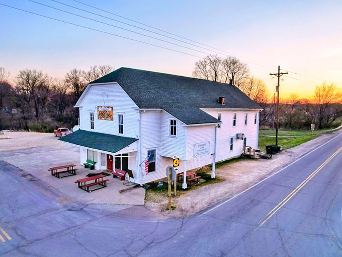 A slice of Americana: Sommerset Café stands proud against the Kansas sky, beckoning hungry travelers with the promise of homestyle cooking and heavenly pies.