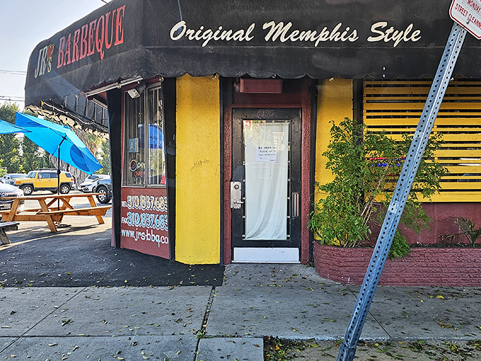 Welcome to flavor town! J&R's vibrant exterior is like a beacon for barbecue lovers, promising Memphis-style delights in the heart of Culver City.