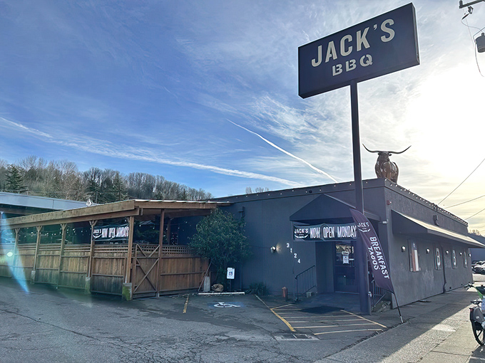 The unassuming exterior of Jack's BBQ proves once again that the best treasures often hide behind the simplest facades.