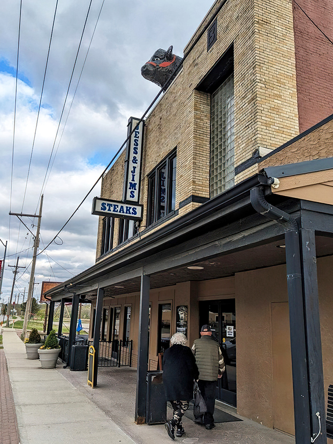The unassuming brick exterior of Jess & Jim's Steakhouse stands as Kansas City's culinary secret hiding in plain sight, complete with vintage signage that's weathered decades.
