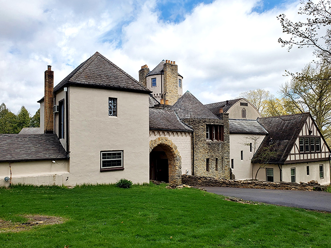 Hogwarts, eat your heart out! This Illinois castle proves you don't need magic to create enchantment &ndash; just some Midwestern ingenuity and a dash of medieval flair.