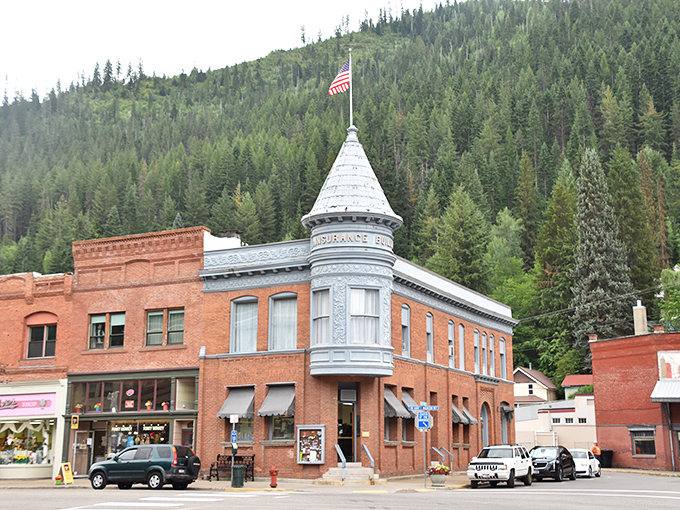 Step into a Norman Rockwell painting come to life! Wallace's main street is a charming time capsule where history and modernity dance a delightful waltz.