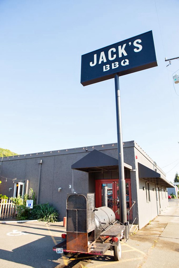 The unassuming exterior of Jack's BBQ proves once again that the best treasures often hide behind the simplest facades.