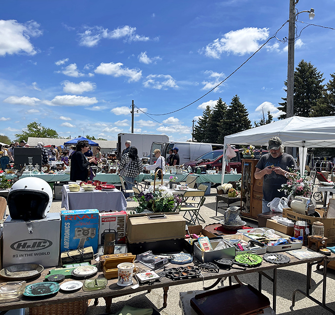 Step into a bargain hunter's paradise! The Kane County Flea Market sprawls under blue skies, promising treasures as vast as the Illinois prairie.