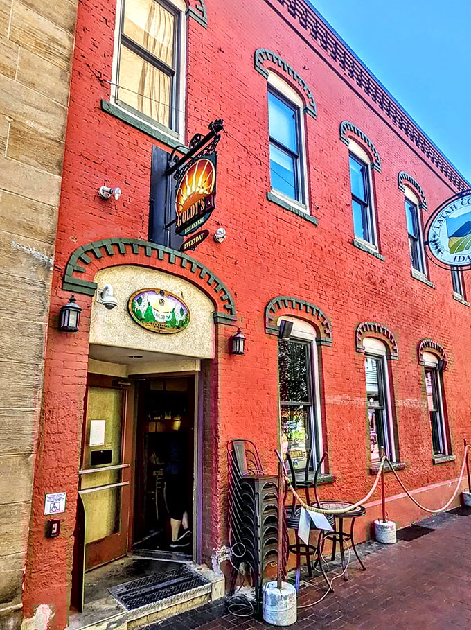 A red-brick beacon of breakfast bliss! Goldy's exterior is like a warm hug for your eyes and a siren song for your stomach.