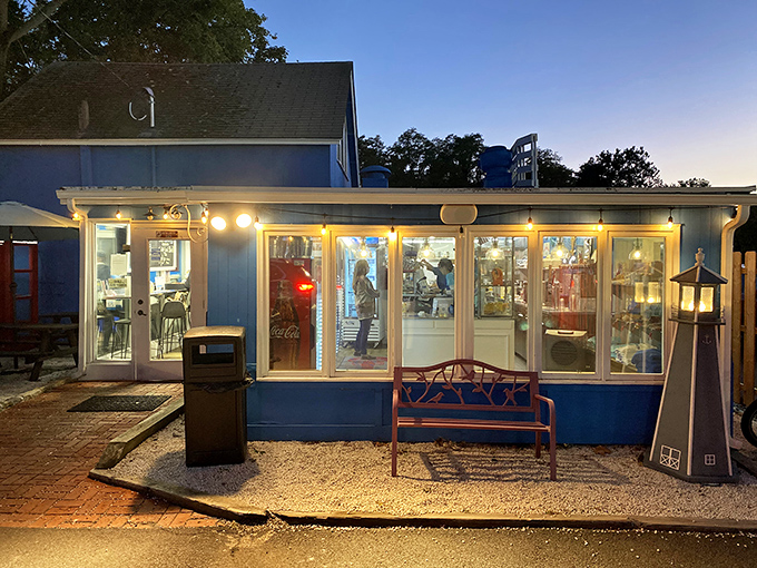 A blue oasis in suburban Pennsylvania! La La Lobster's cheery exterior promises a taste of coastal bliss, complete with colorful umbrellas and picnic tables.