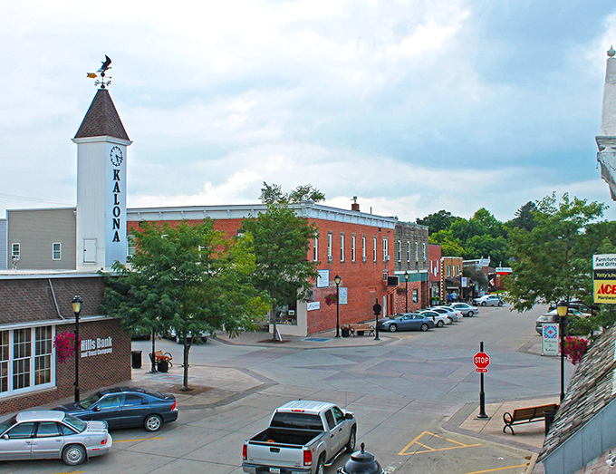 Step into a Norman Rockwell painting come to life! Kalona's main street is a charming blend of old-world charm and modern convenience.