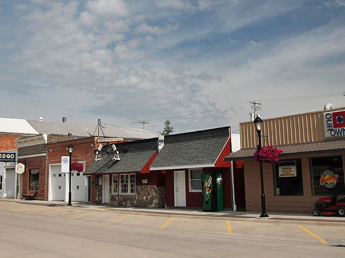 Step into a Norman Rockwell painting come to life! Kalona's main street is a charming blend of old-world charm and modern convenience.
