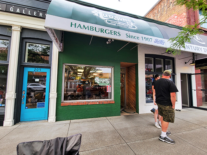A slice of Americana, served with a side of nostalgia. Hudson's Hamburgers has been flipping patties since 1907, proving that some things never go out of style.