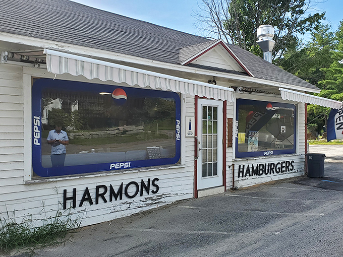 A time capsule with a side of fries! Harmon's Lunch stands proud, its unassuming exterior promising burgers that'll make your taste buds do a happy dance.