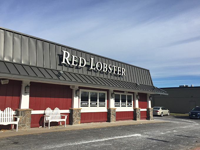 A stone-faced welcome: Red Lobster's exterior promises a seafood adventure in the heart of landlocked Minnesota. Who knew you could find Poseidon's playground in the North Star State? 