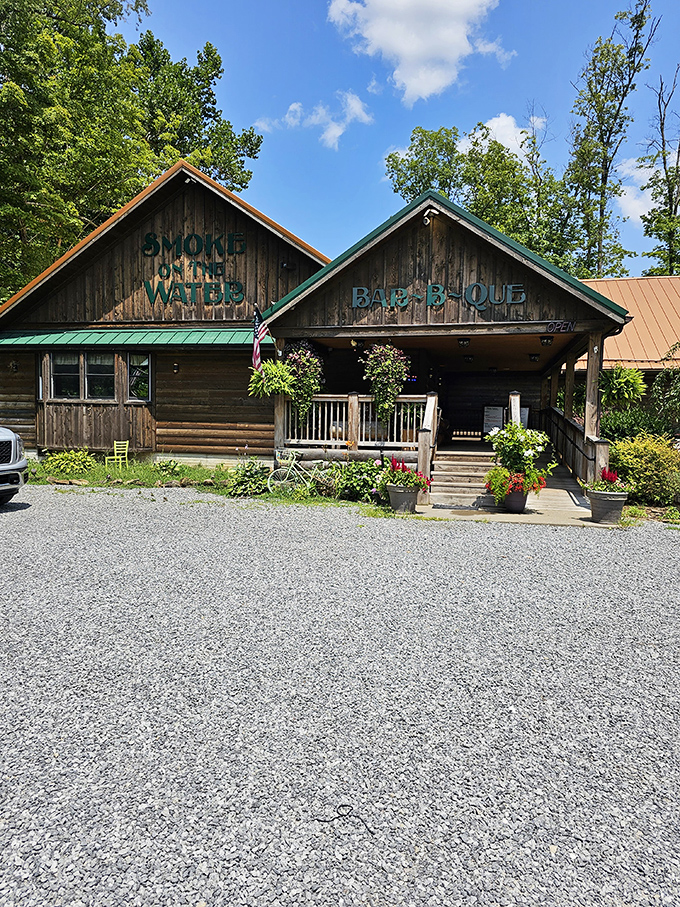 Rustic charm meets BBQ paradise! This log cabin hideaway promises smoky delights that'll make your taste buds do a happy dance.