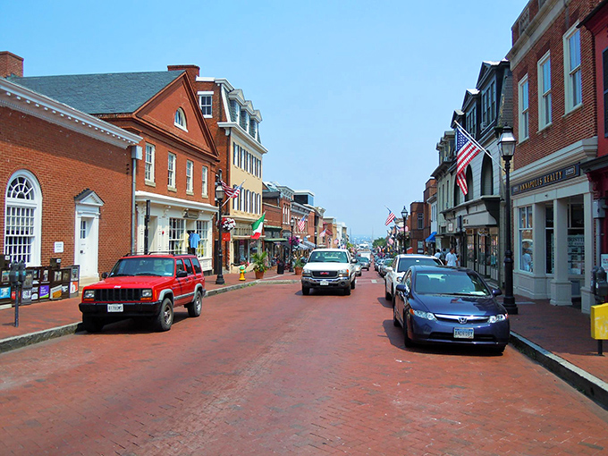Annapolis: Where history and charm collide! This picturesque street scene could be the opening shot of a time-traveling rom-com.