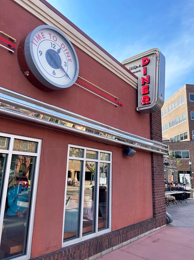Time to dine? You bet! This retro-chic facade is like a beacon for hungry time travelers. Step into a slice of Americana!