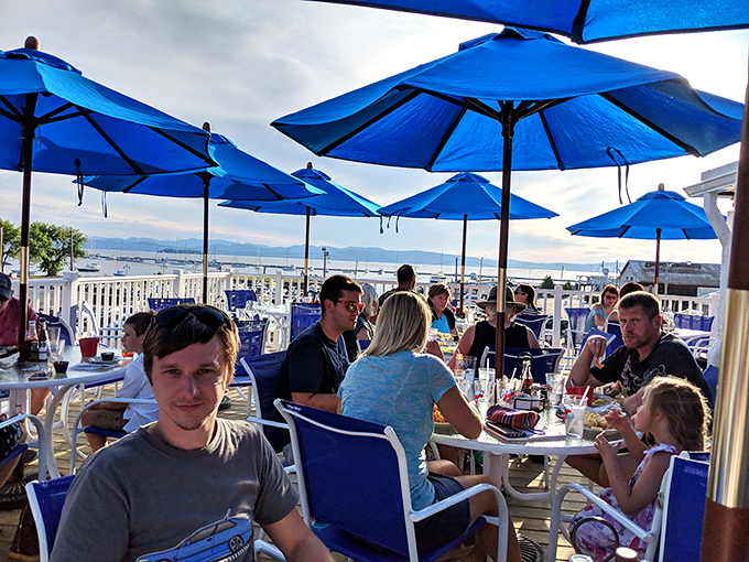 Al fresco dining with a side of breathtaking views. These diners are living their best "I'm on a boat" fantasy, without leaving dry land.