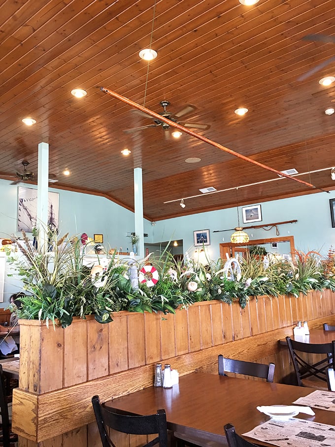 Who needs wallpaper when you've got an indoor garden? This lush divider brings a touch of whimsy to your dining experience. It's like eating in a mermaid's living room!