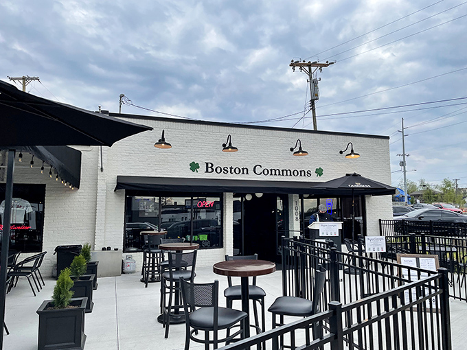 Welcome to seafood paradise! Boston Commons' inviting facade is like a siren call to hungry landlubbers. Resistance is futile.