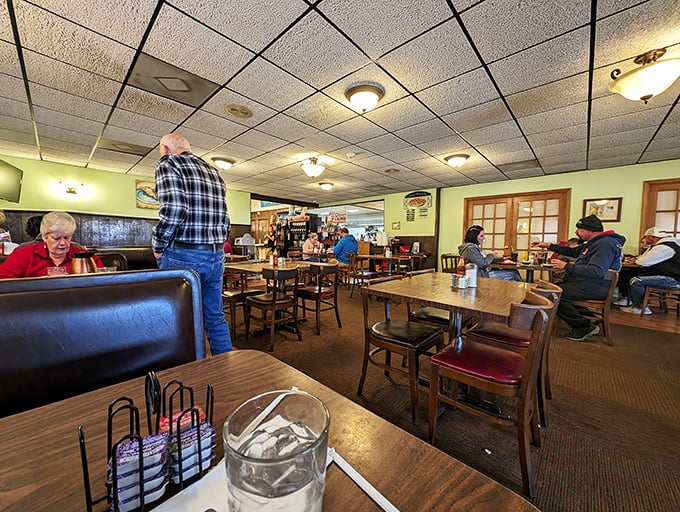 A slice of Americana served with a side of friendly chatter. It's like Norman Rockwell painted a diner, then added free refills.