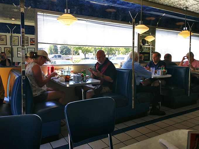 Breakfast, lunch, or dinner? At the Blue Moon, the answer is always "Yes, please!" A slice of Americana served with a side of friendly chatter.