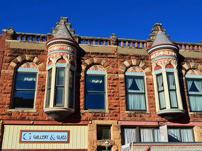 11 de "De Steiguer Building: Victorian Elegance on Display" With its ornate turrets and colorful details, this building is like a layer cake of architectural eye candy.building