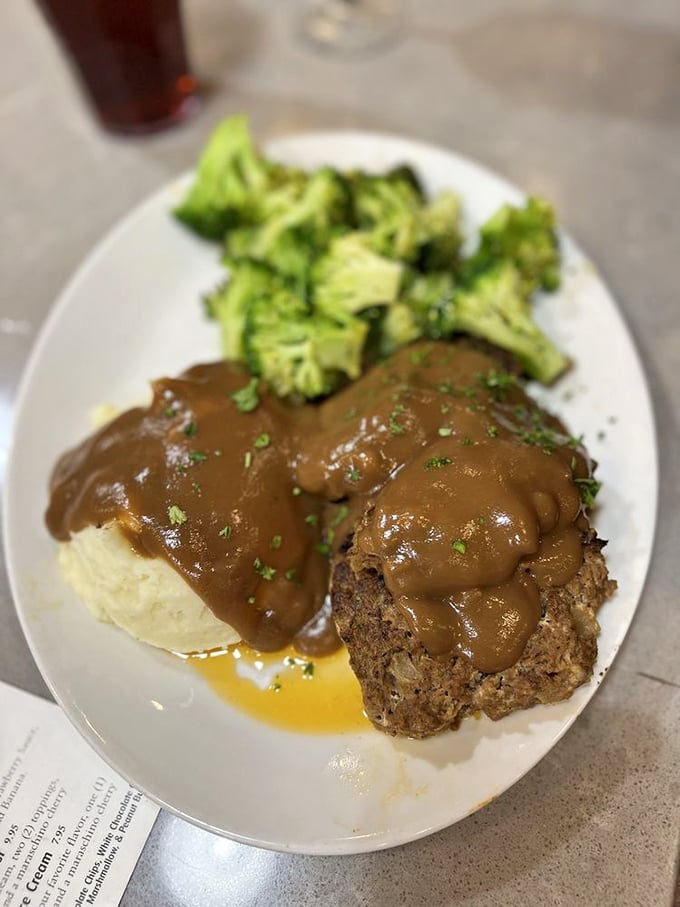 Comfort food alert! This meatloaf looks like it could cure homesickness faster than a long-distance call to Mom.