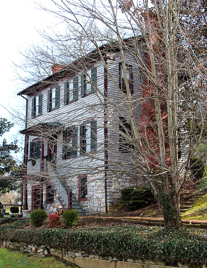 Jacobs House 1831: Where time took a coffee break. This house has seen more history than your high school textbook, and it wears it well.