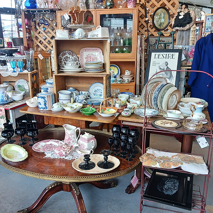 China patterns galore! It's like "Downton Abbey" meets "The Brady Bunch" &ndash; formal dining with a groovy twist.