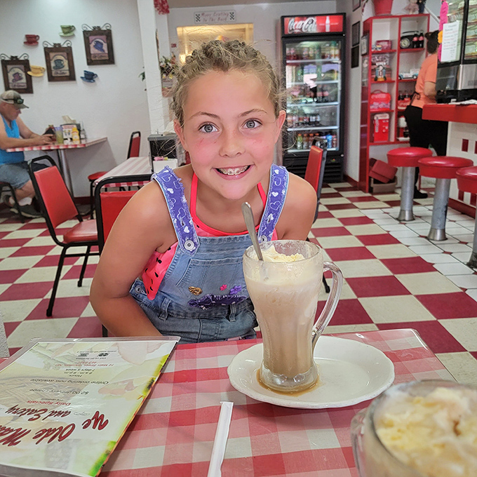This diner scene is so classic, you half expect the Fonz to walk in and give it two thumbs up. Aaay, pass the ketchup!