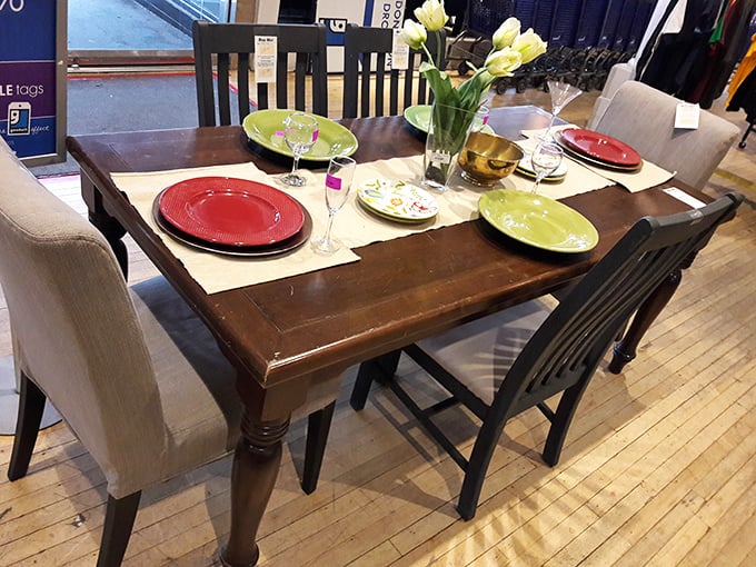 Dinner party, anyone? This eclectic dining set is serving up charm with a side of "where has this been all my life?"
