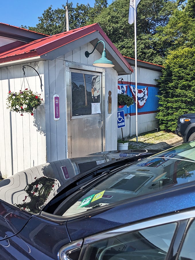 Red, white, and delicious! This entrance is like a patriotic portal to comfort food heaven. Uncle Sam would approve.