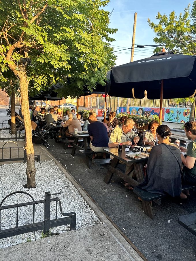 Al fresco feast! Nothing says summer in the city like enjoying finger-licking good barbecue under the shade of a leafy tree.