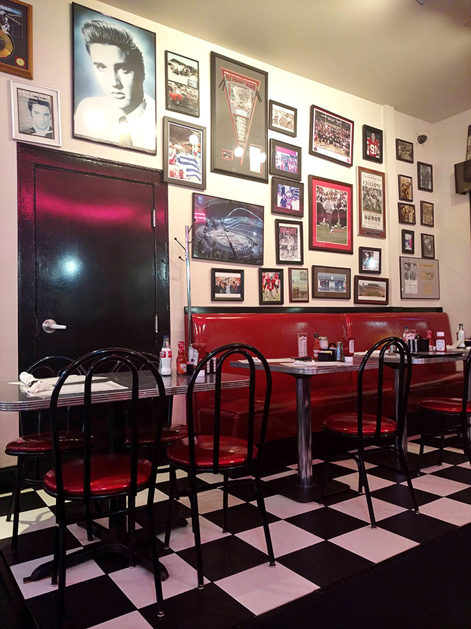 Elvis has entered the building! This wall art turns every meal into a rock 'n' roll experience.