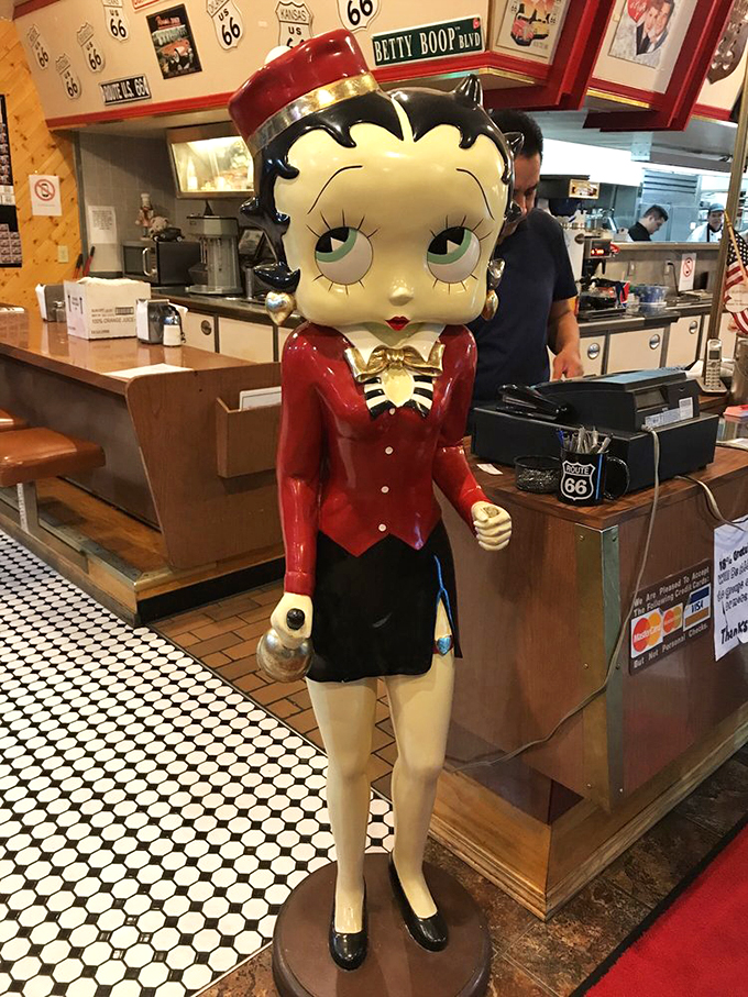 A feast for the eyes and the stomach! The decor here is like a time capsule of Americana, with a dash of kitsch and a sprinkle of charm.