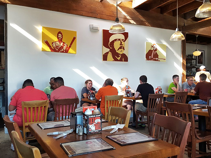 Happy diners, full bellies, and country tunes on the wall &ndash; it's like a honky-tonk hoedown for your taste buds in here!