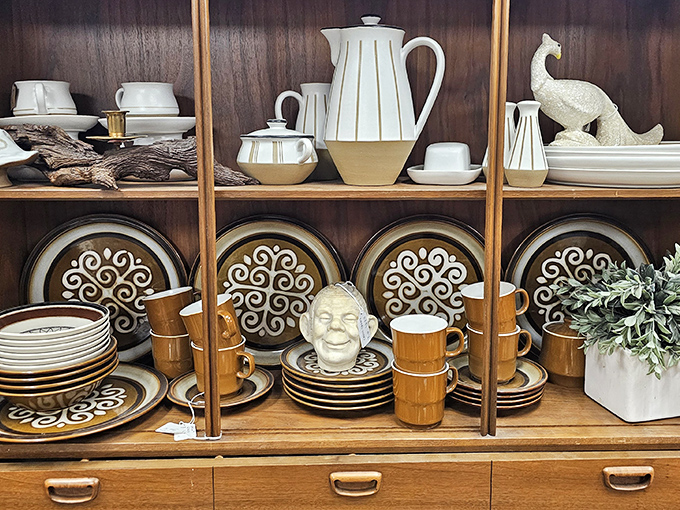 Dinner party goals, anyone? This retro dinnerware set is ready to serve up some serious style with your meatloaf.