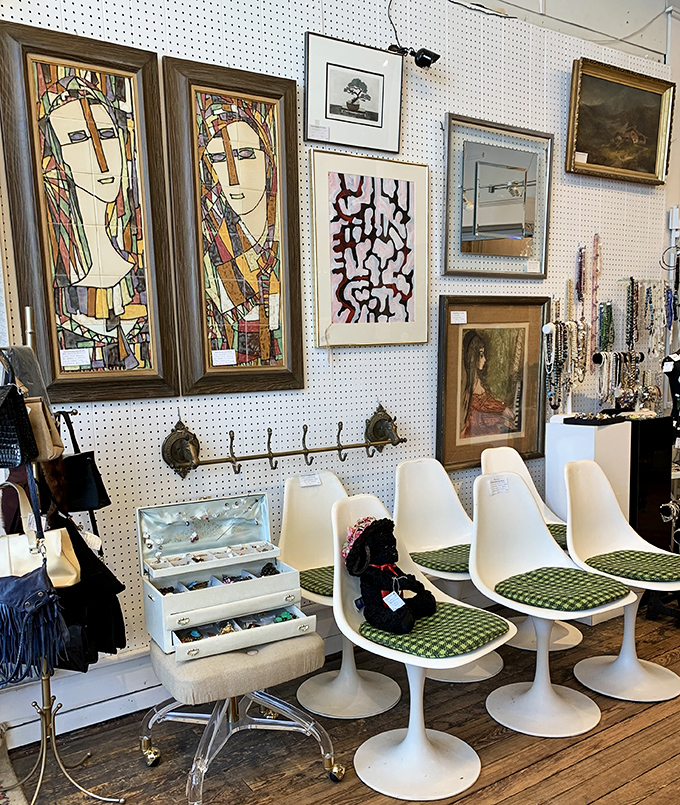 Art so diverse, it's like a museum had a yard sale. From abstract swirls to serene landscapes, there's a frame for every fase&hellip; I mean, face!