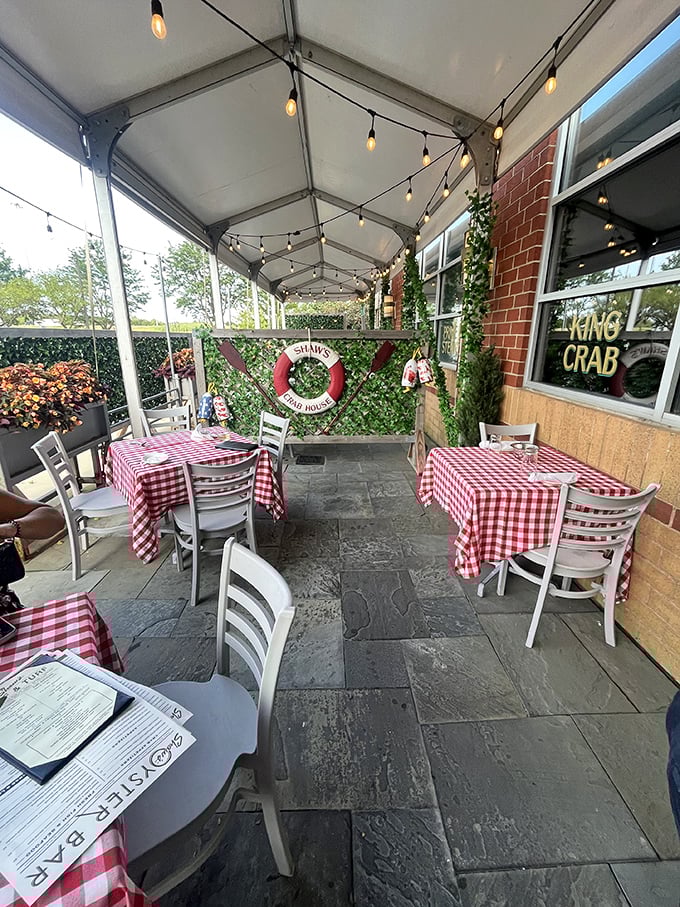 Dining al fresco, Shaw's style. With twinkling lights and red-checkered tablecloths, it's like a scene from "Lady and the Tramp"&mdash;if they were into seafood.