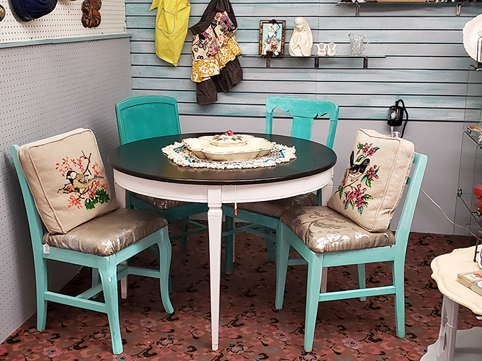 Pull up a chair and stay awhile! This retro dining set is serving up a heaping helping of mid-century charm with a side of nostalgia.